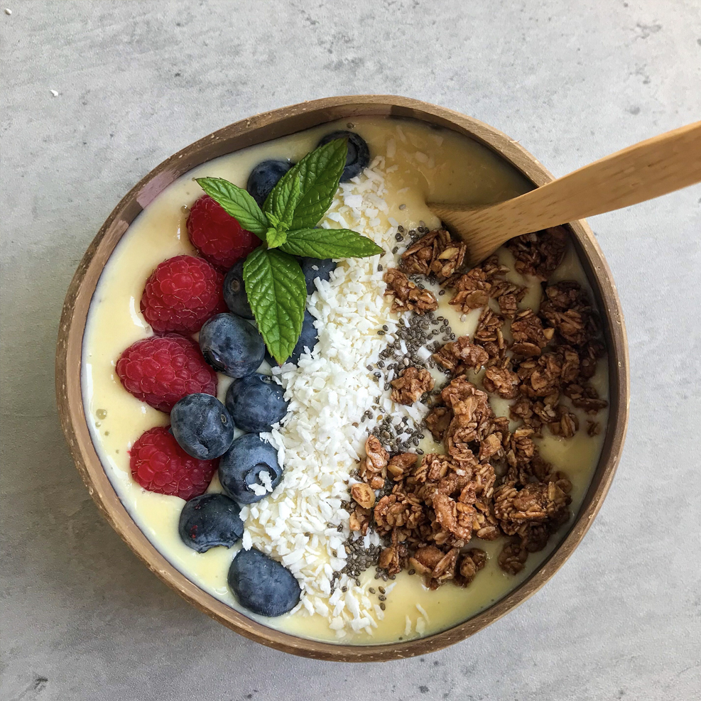 Bol de smoothie à la mangue et noix de coco - Gesondbleiwen by CMCM